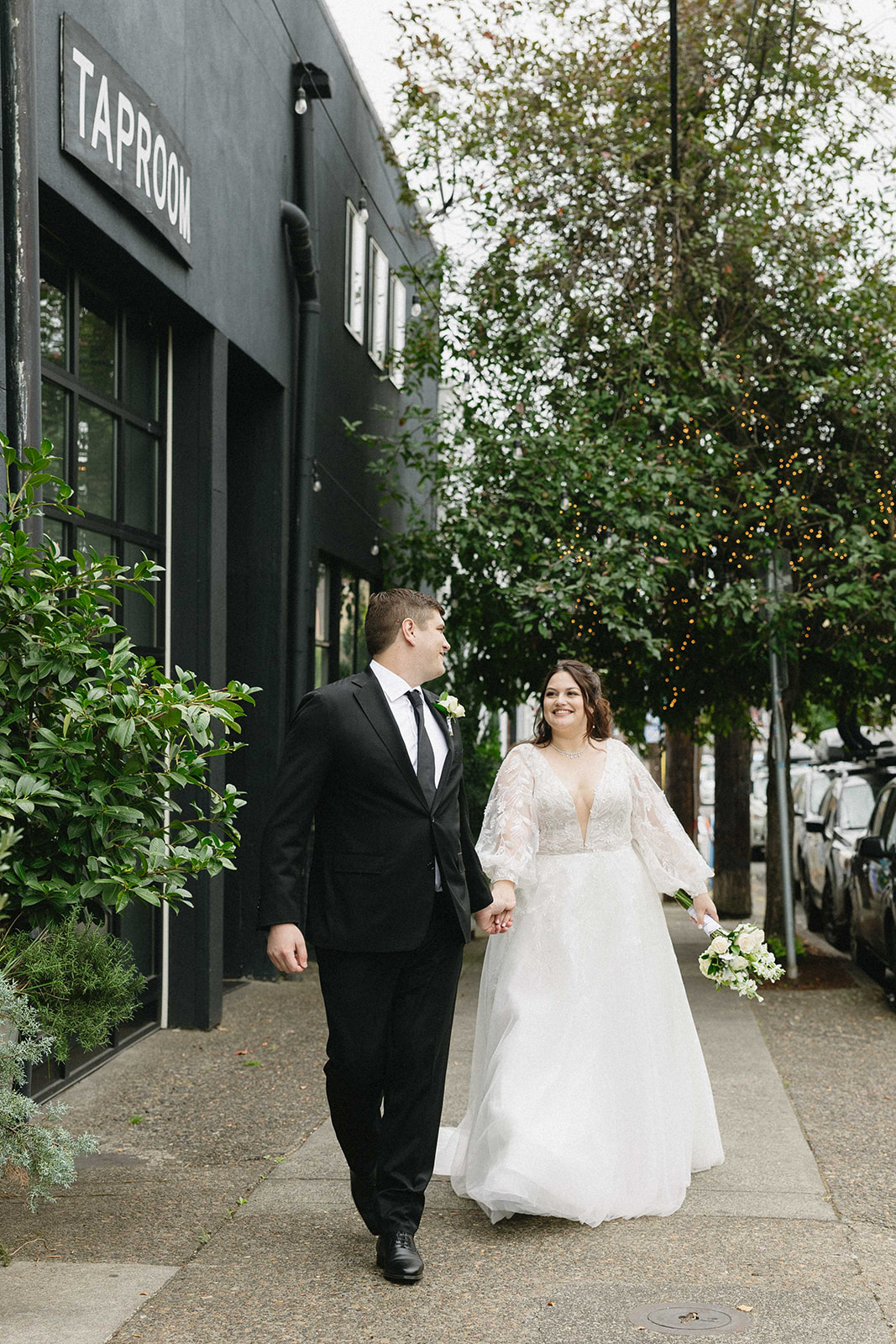 Downtown Portland Wedding at Coopers Hall PDX - Analy Photo| Oregon ...